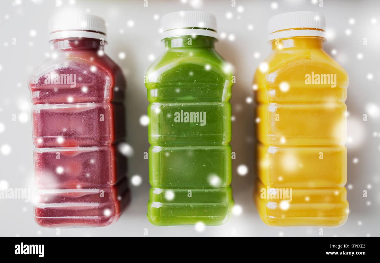 Bouteilles avec différents jus de fruits ou de légumes Photo Stock - Alamy