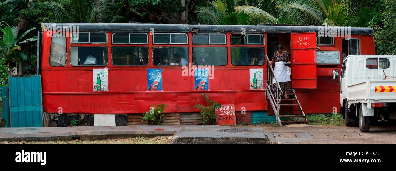 Red bus cafe Banque de photographies et d’images à haute résolution - Alamy