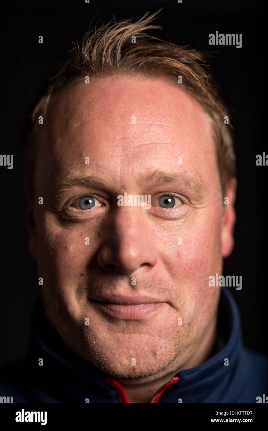 Directeur de la performance dan hunt pose Banque de photographies et d ...