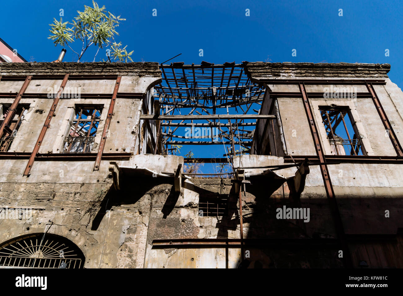Ruines d'une maison traditionnelle libanaise avec ciel bleu à Beyrouth ...