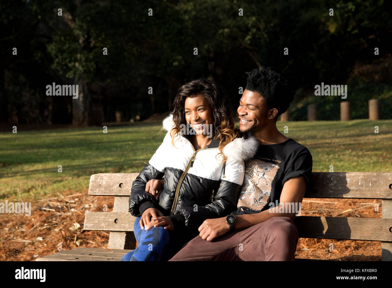 Couple Sur Un Banc De Parc Banque De Photographies Et Dimages à Haute