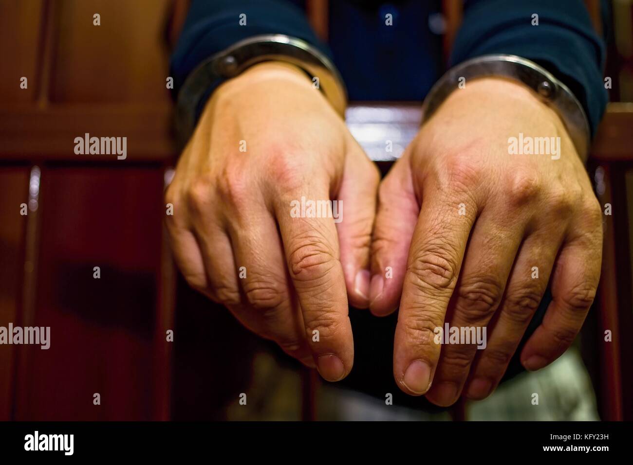 Un homme derrière les barreaux menottée Banque de photographies et d ...
