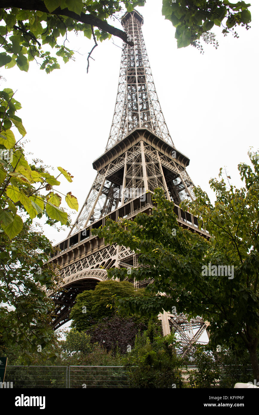 La tour eiffel ou la tour Eiffel est une tour en treillis en fer forgé sur le champ de mars à ...