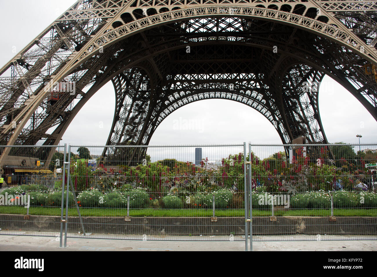 La tour eiffel ou la tour Eiffel est une tour en treillis en fer forgé sur le champ de mars à ...