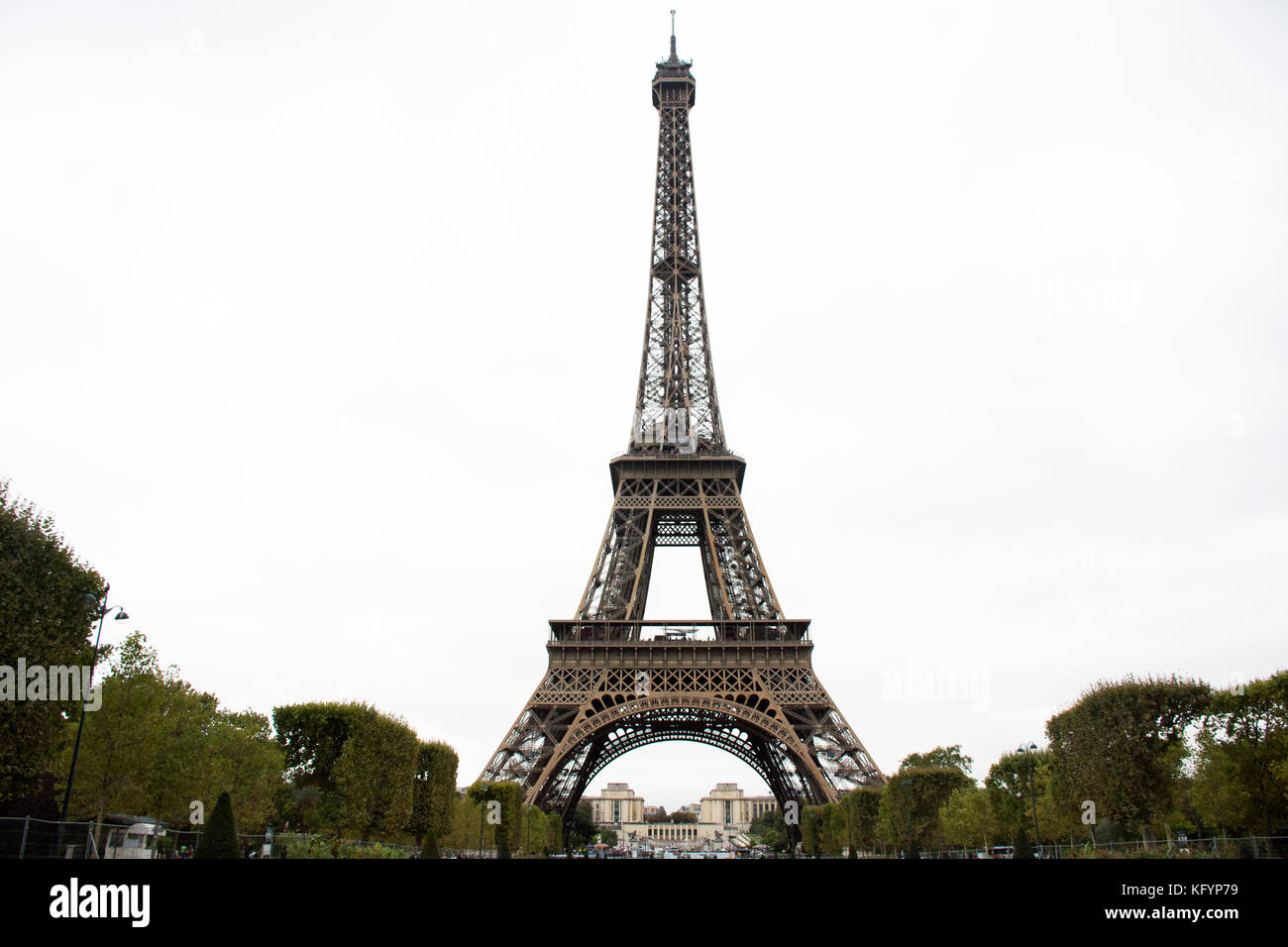 La tour eiffel ou la tour Eiffel est une tour en treillis en fer forgé sur le champ de mars à ...