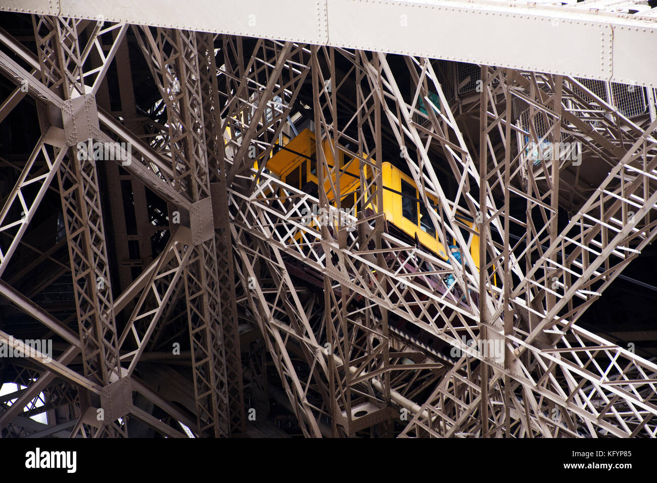 La tour eiffel ou la tour Eiffel est une tour en treillis en fer forgé sur le champ de mars à ...