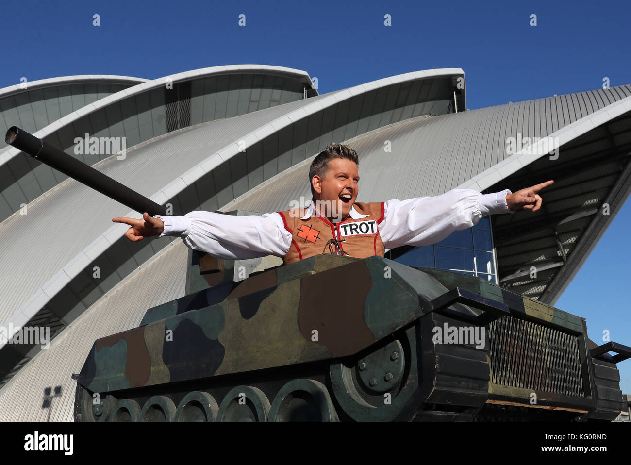 Greg McHugh comme Gary: Tank Commander dans son tank au lancement de la ...