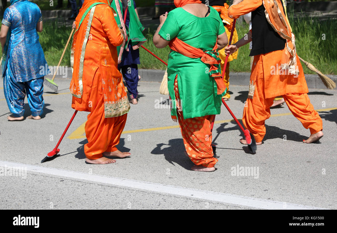 Femmes sikhs nettoyant Banque de photographies et d’images à haute ...
