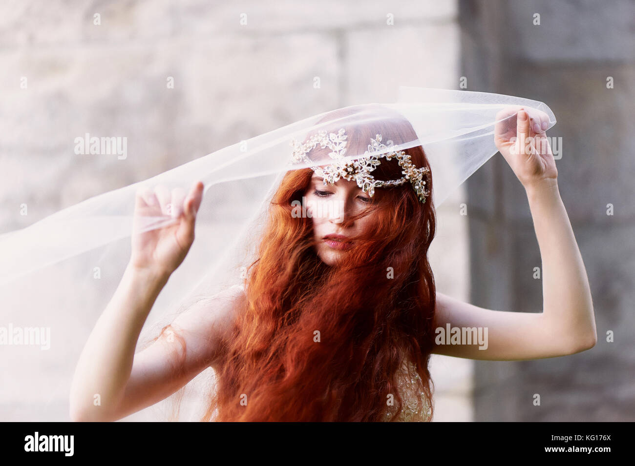 Belle fille rousse avec de longs cheveux bouclés dans l'épouse, dans ...