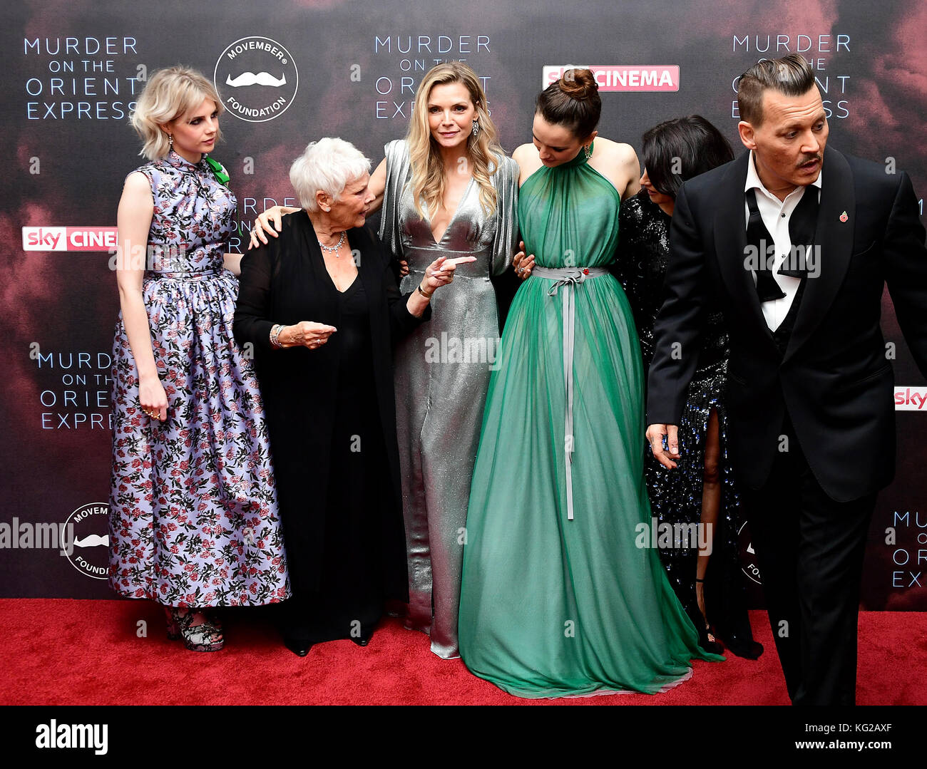 Lucy Boynton (de gauche à droite), Dame Judi Dench, Michelle Pfeiffer ...