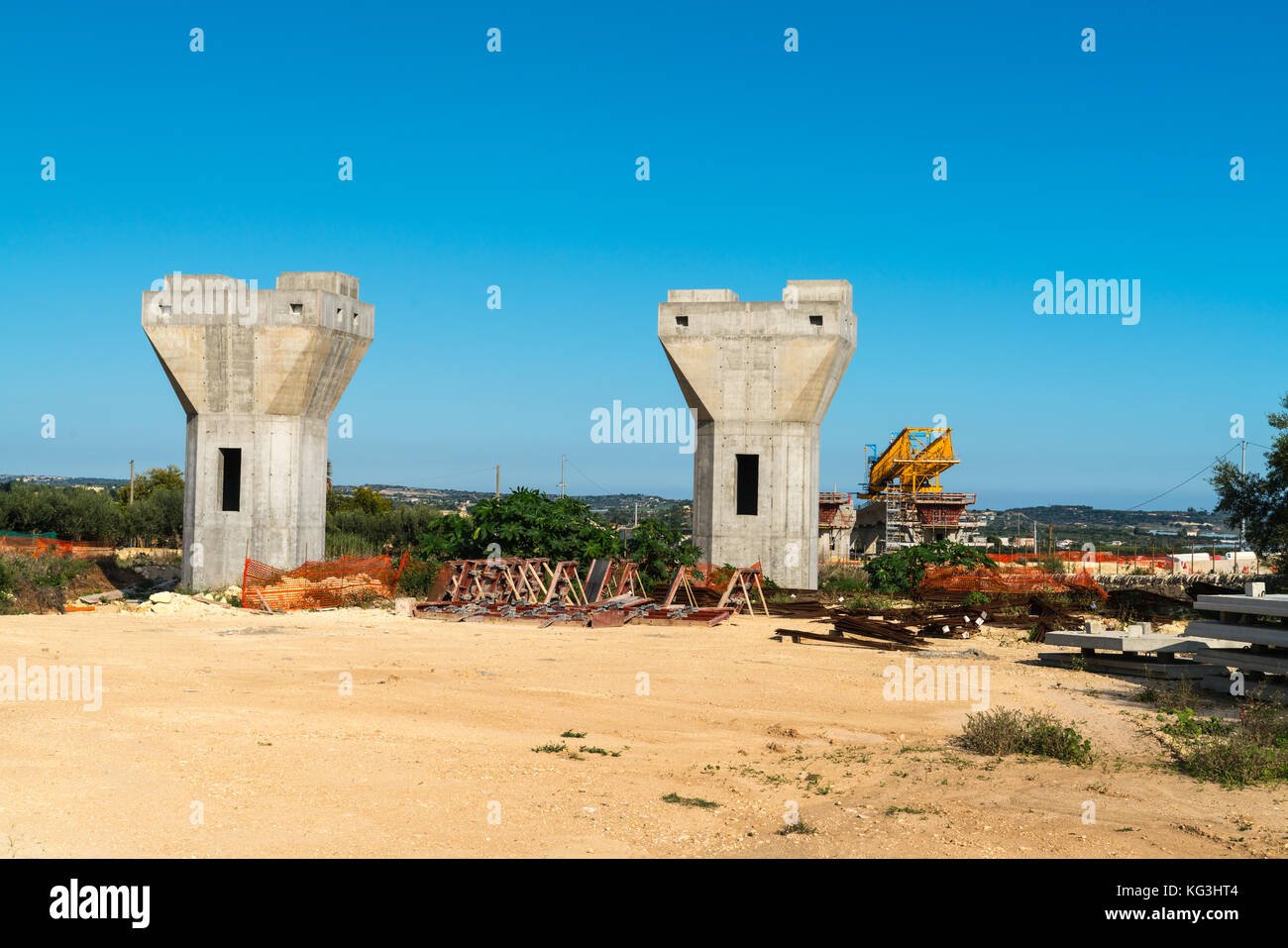 La construction d'un pont ou d'autoroute Autostrada avec grande grue à ...