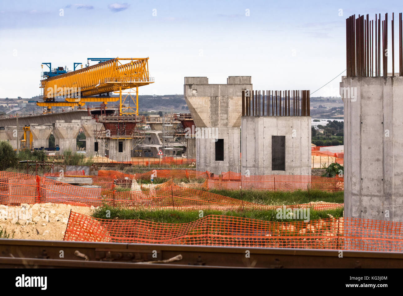 La construction d'un pont ou d'autoroute Autostrada avec grande grue à ...
