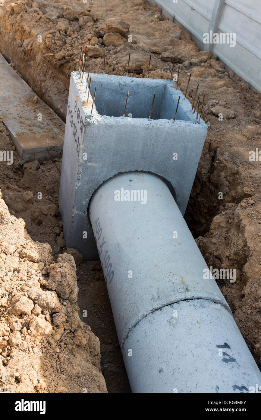 "Regards préfabriqués en béton sont stockés au sol prêt pour la ...