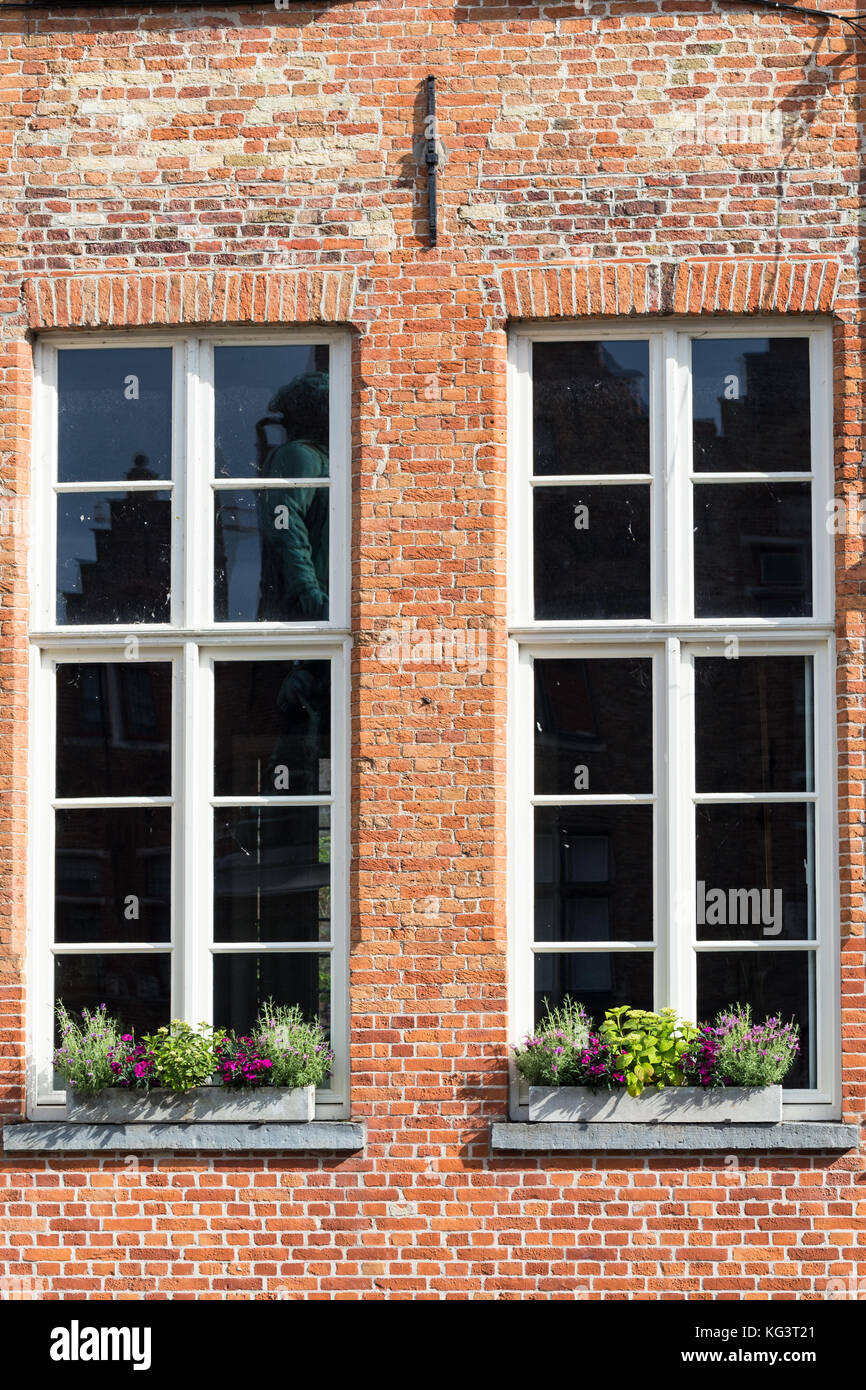 Deux fenêtres de la maison de brique. une façade de maison, la vue ...