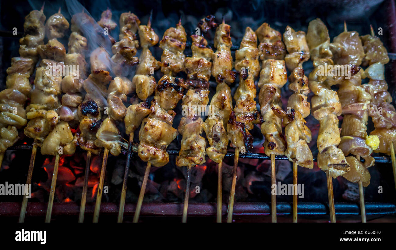 Brochette de poulet satay indonésie traditionnelle avec bâton de bambou ...
