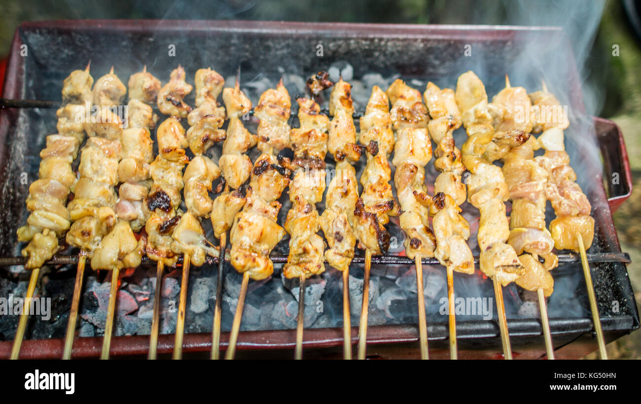 Brochette de poulet satay indonésie traditionnelle avec bâton de bambou ...