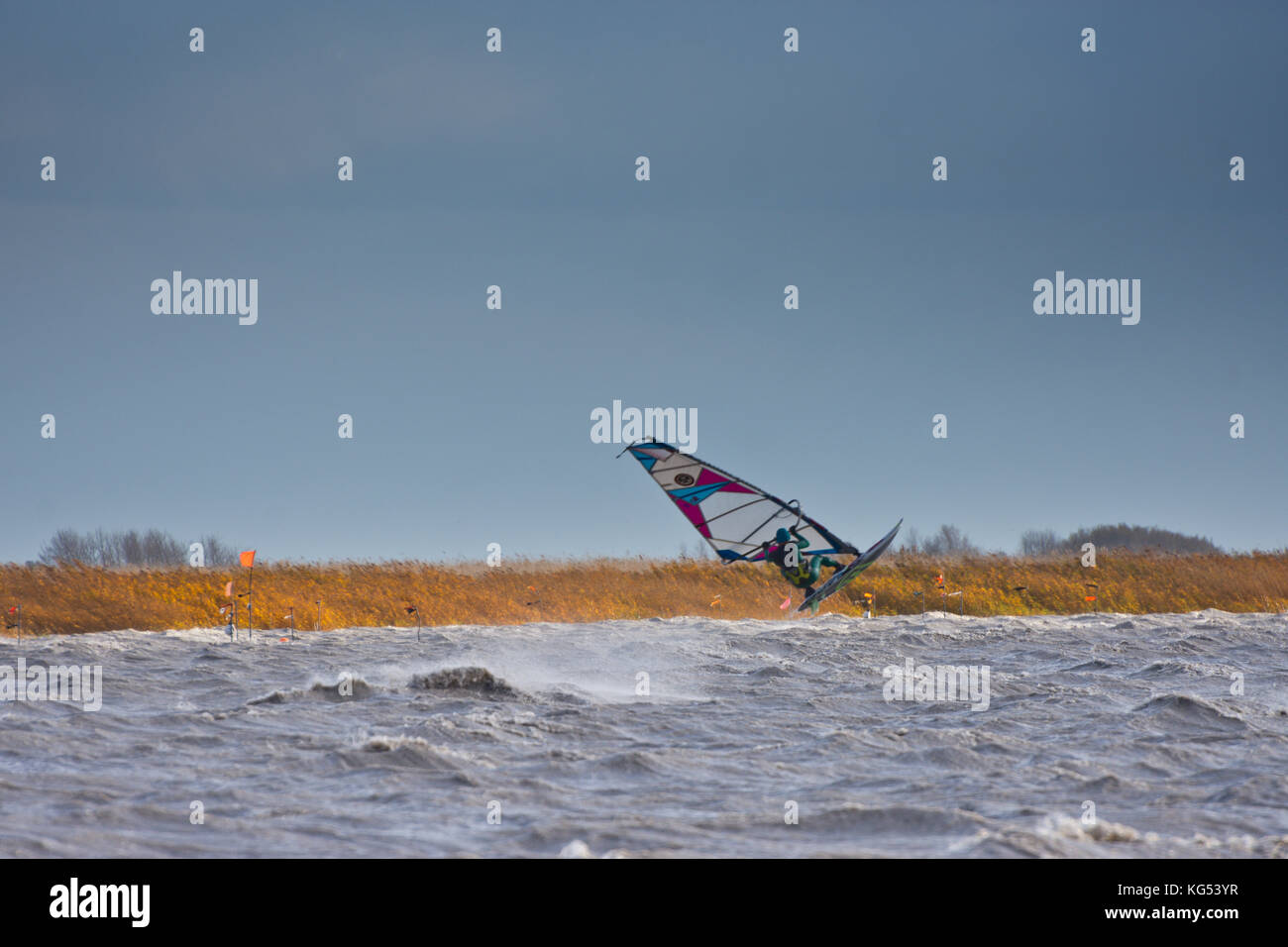 Planche sur le Neusiedlersee (Lac de Neusiedl) d'effectuer un saut dans ...
