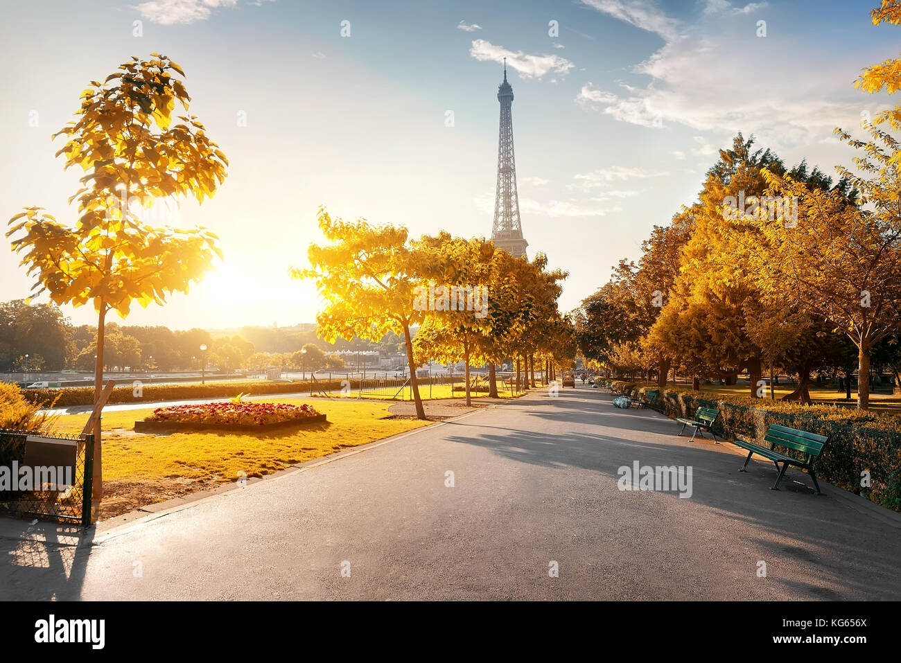 Matin ensoleillé, de la tour Eiffel et à l'automne, Paris, France Photo ...