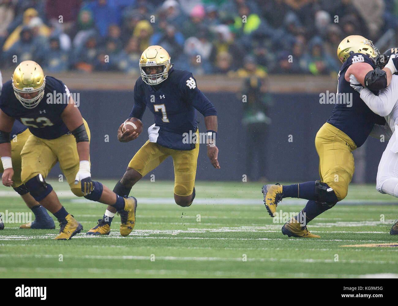 04 novembre 2017 : Notre Dame quarterback Brandon Wimbush (7) s'exécute ...