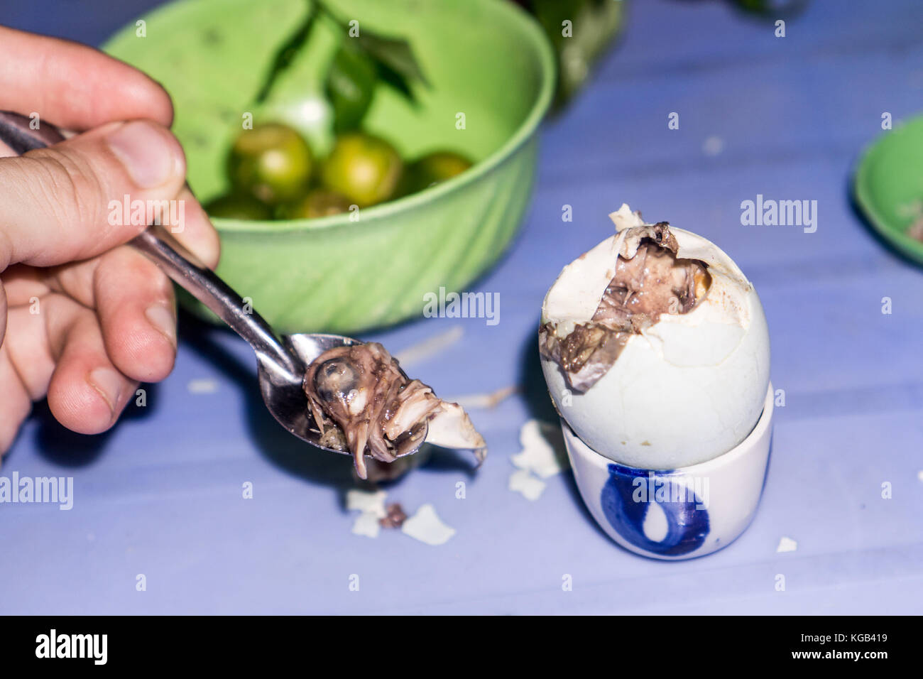 Eating Balut Banque d'image et photos - Alamy