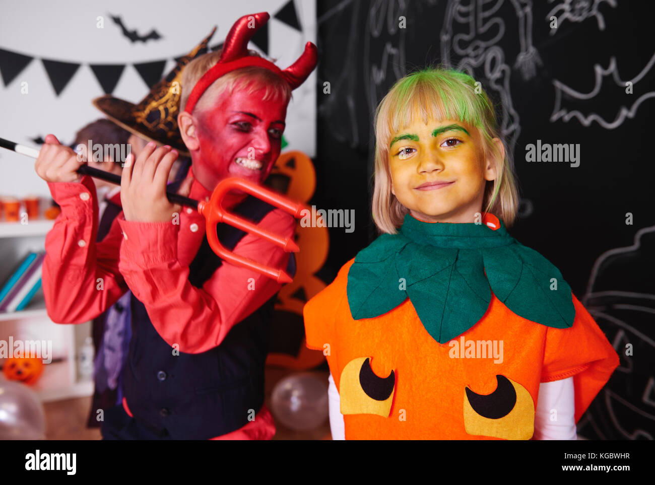 Enfants effrayants effrayer les enfants Banque de photographies et d ...