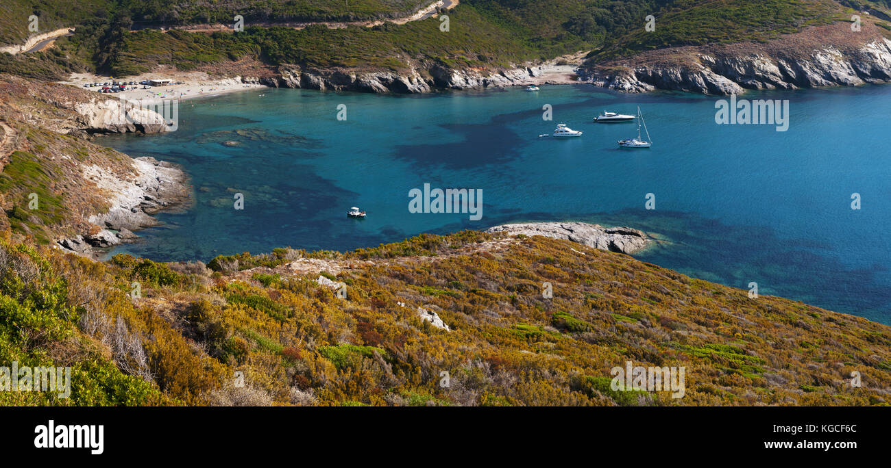 Corse : vue panoramique de anse d'Aliso (plage d''alisu), l'une des ...