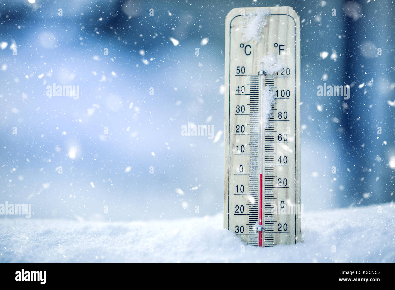 Le thermomètre affiche neige basse température - zéro. basse ...