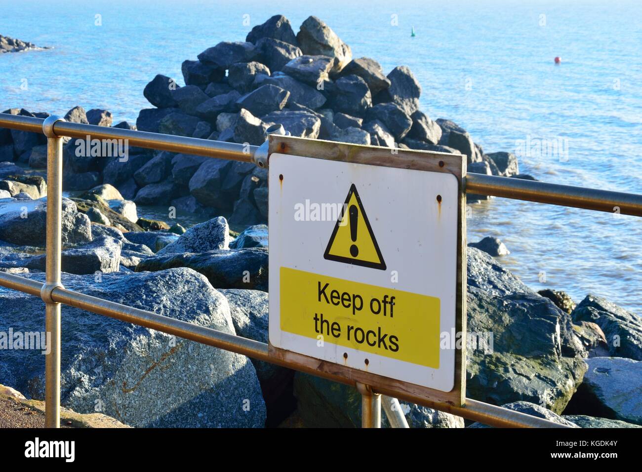 Yellow warning sign danger falling Banque de photographies et d’images ...