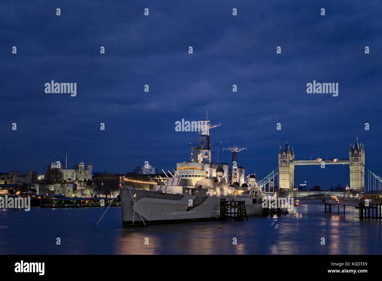 Navire de guerre hms belfast londres Banque de photographies et d ...