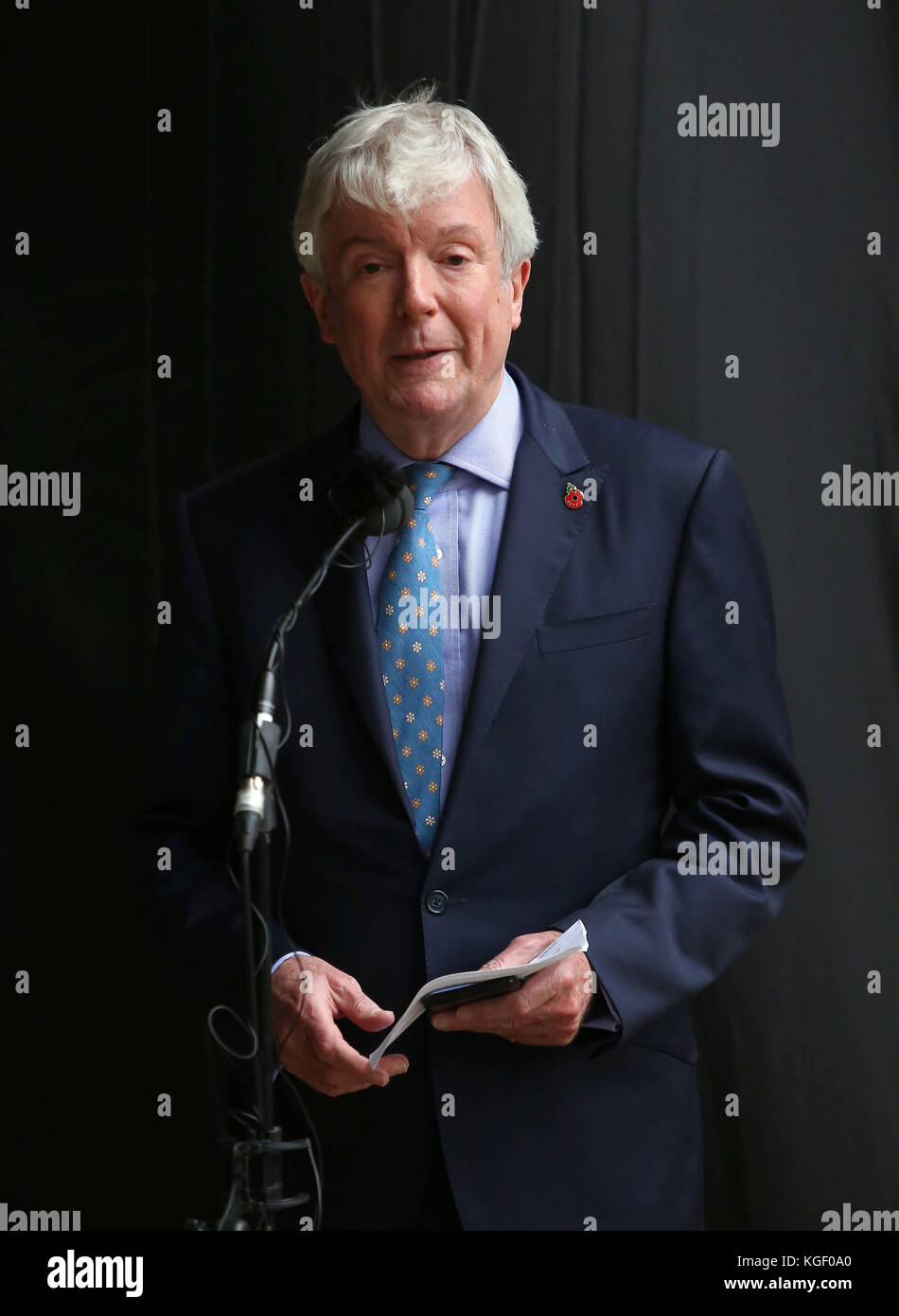 Une statue en bronze de george orwell Banque de photographies et d ...