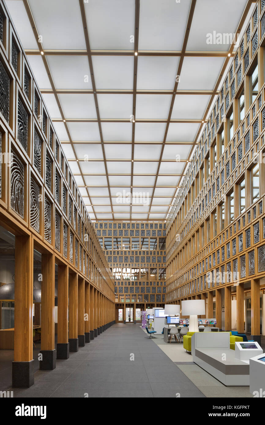 Atrium vu du niveau du sol Banque de photographies et d’images à haute ...