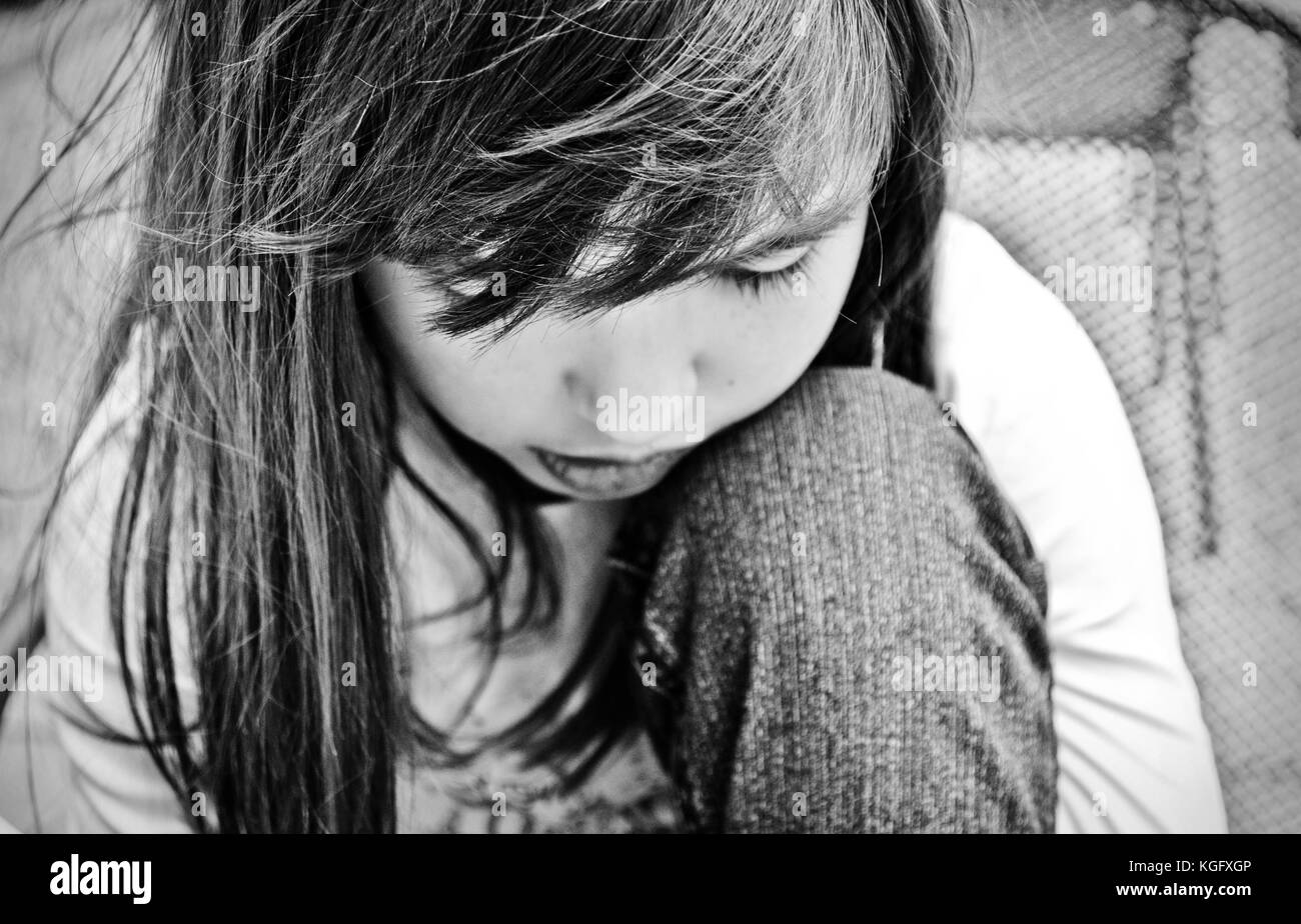 Petite fille triste Banque d'images noir et blanc - Alamy