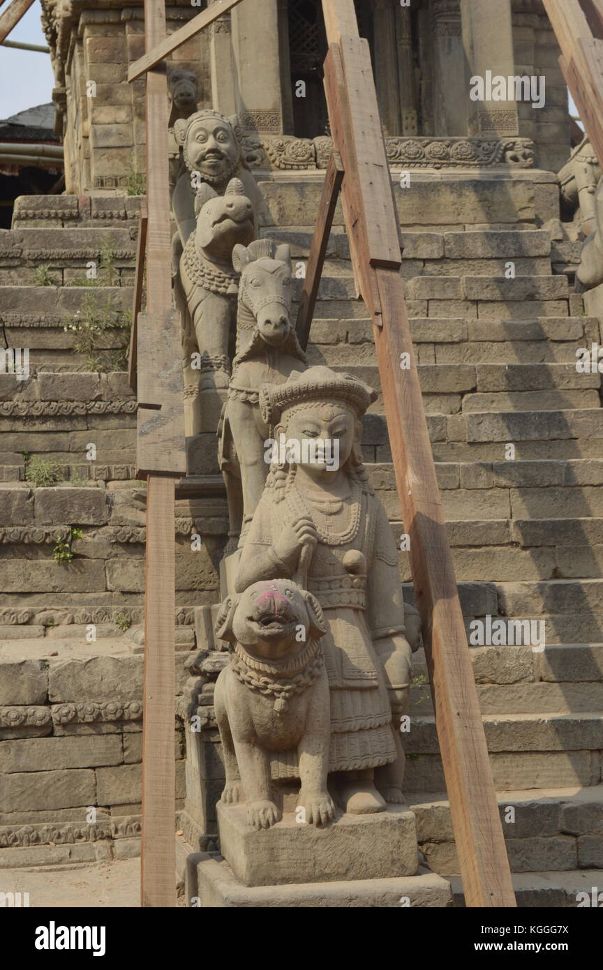 Sculptures en pierre de Newari de dieux hindous à Bhaktapur, Népal ...