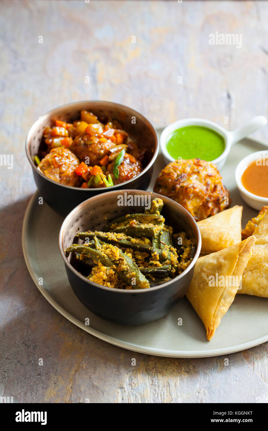 Sélection de plats indiens : samossas, oignon bhaji, boules de ...