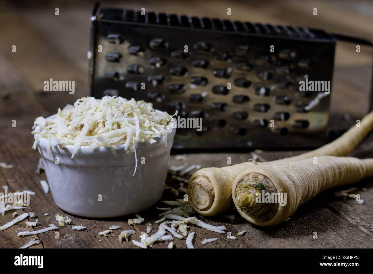 Racine de persil racine sur la grille et le persil. râpe sur la vieille ...