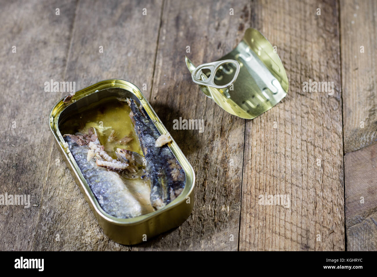 Une boîte de conserve de poisson sur une table de cuisine en bois. près ...