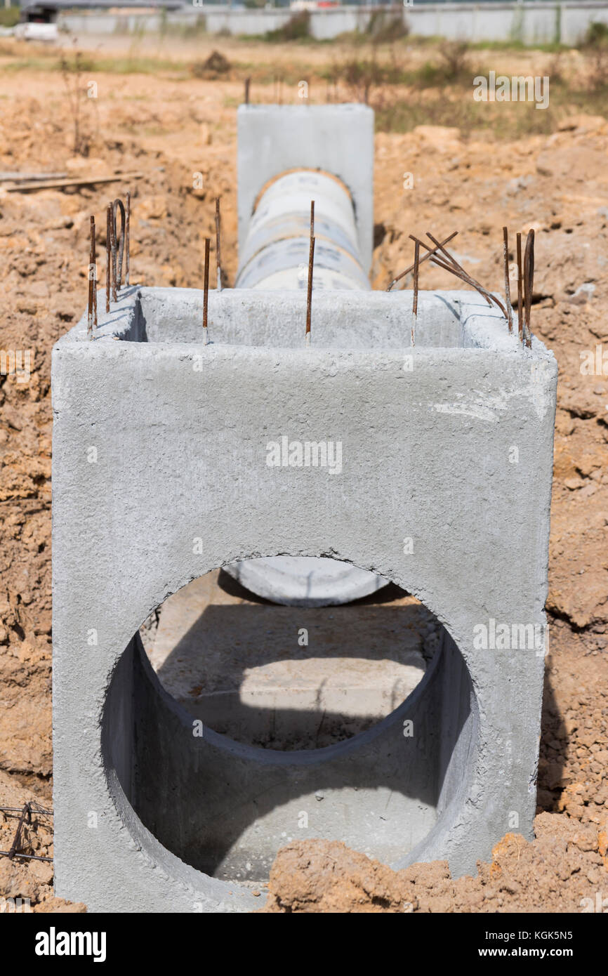 Regards préfabriqués en béton sont stockés au sol prêt pour la ...