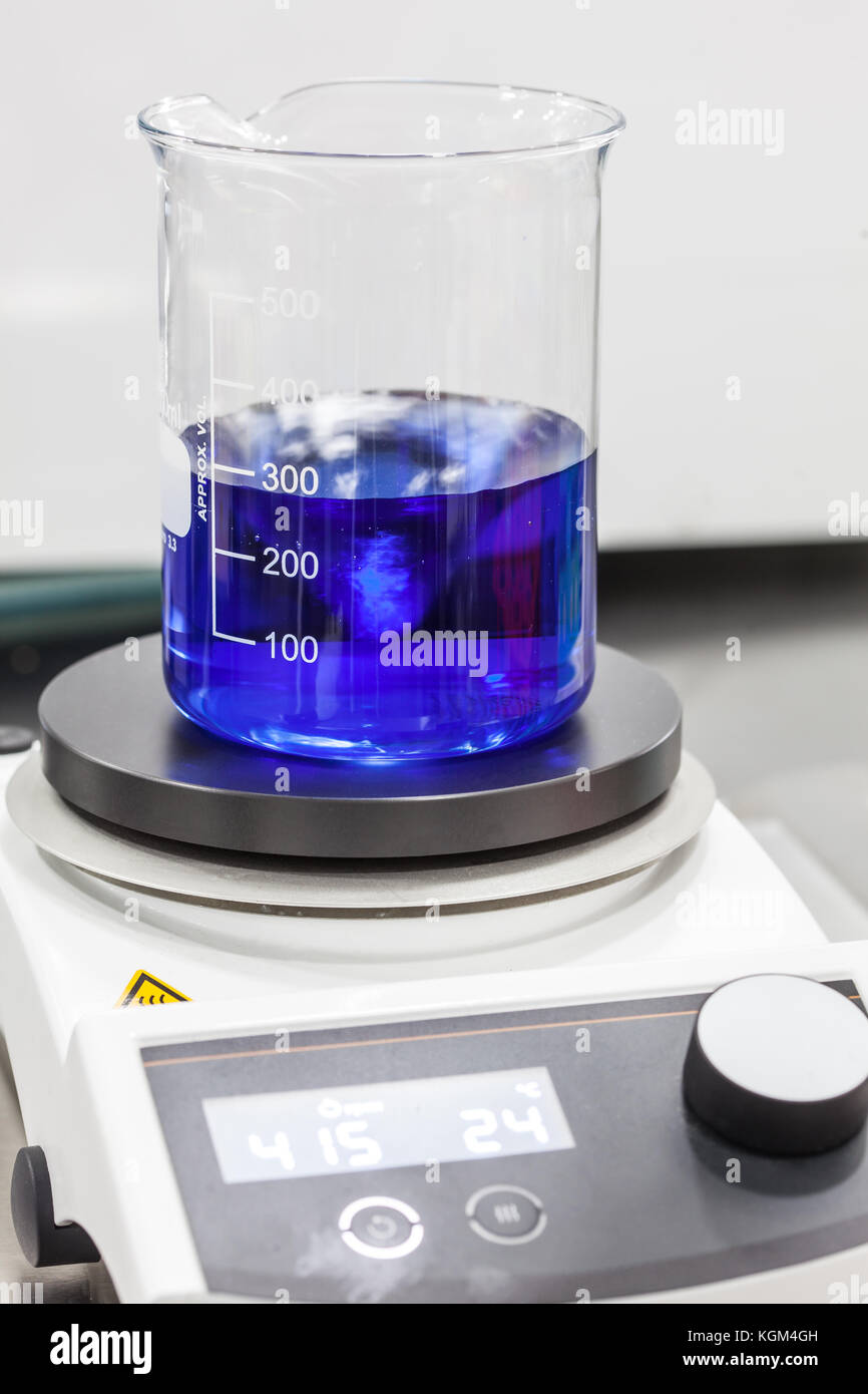 Bécher en verre sur le dessus d'un agitateur de laboratoire magnétique ...