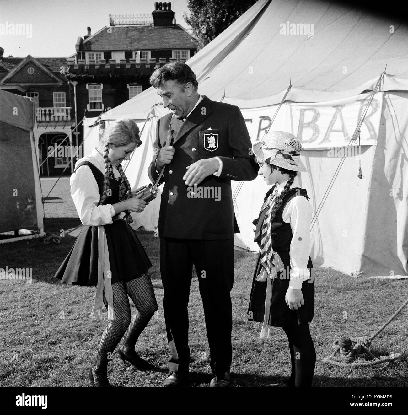 The Great St Trinians Train Robbery Banque d'image et photos - Alamy