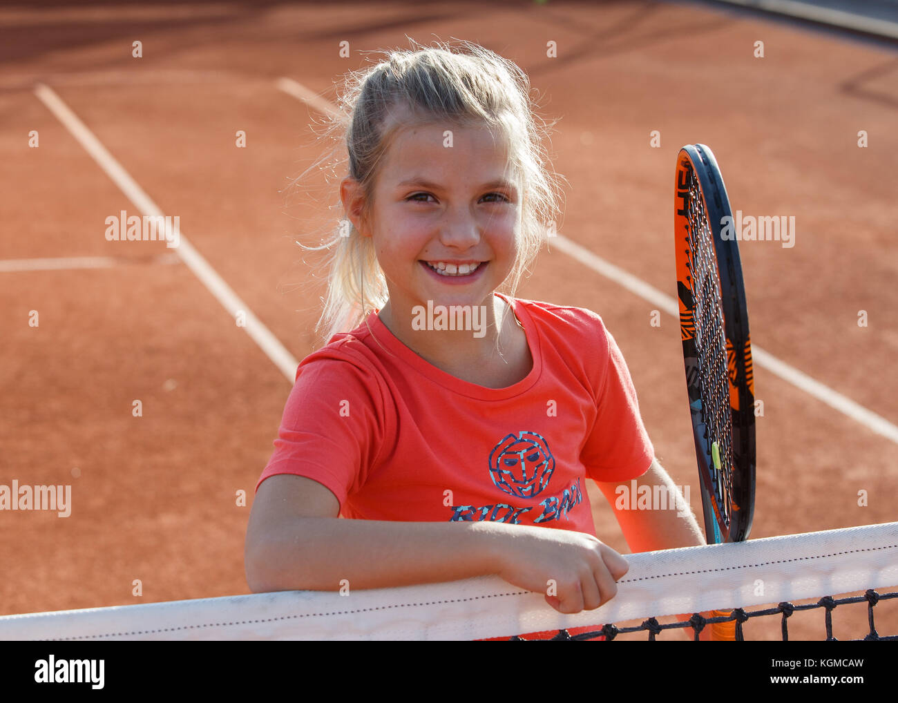 Petite fille jouant au tennis Banque de photographies et d’images à ...