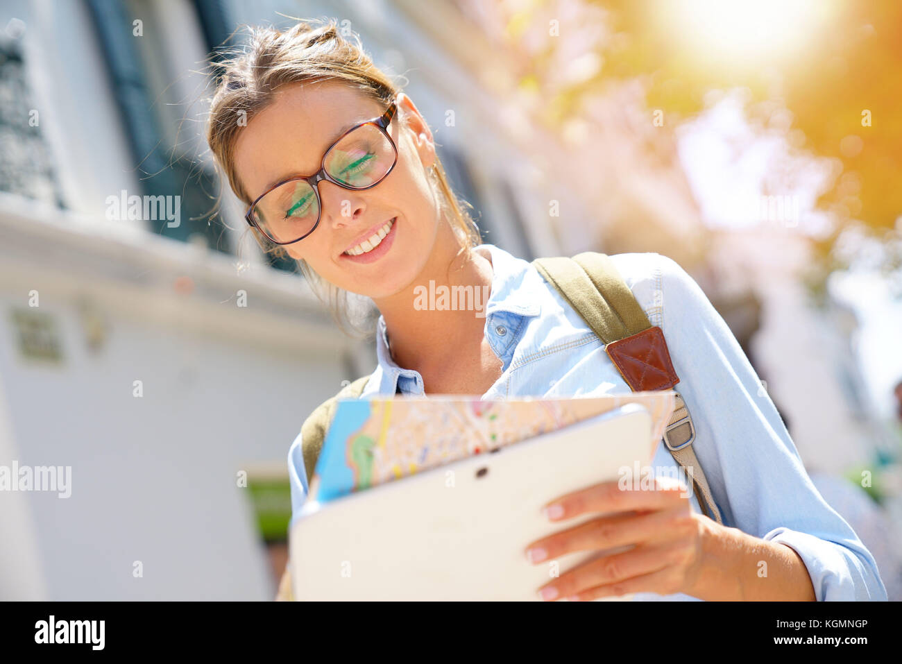 Girl reading map Banque de photographies et d’images à haute résolution ...