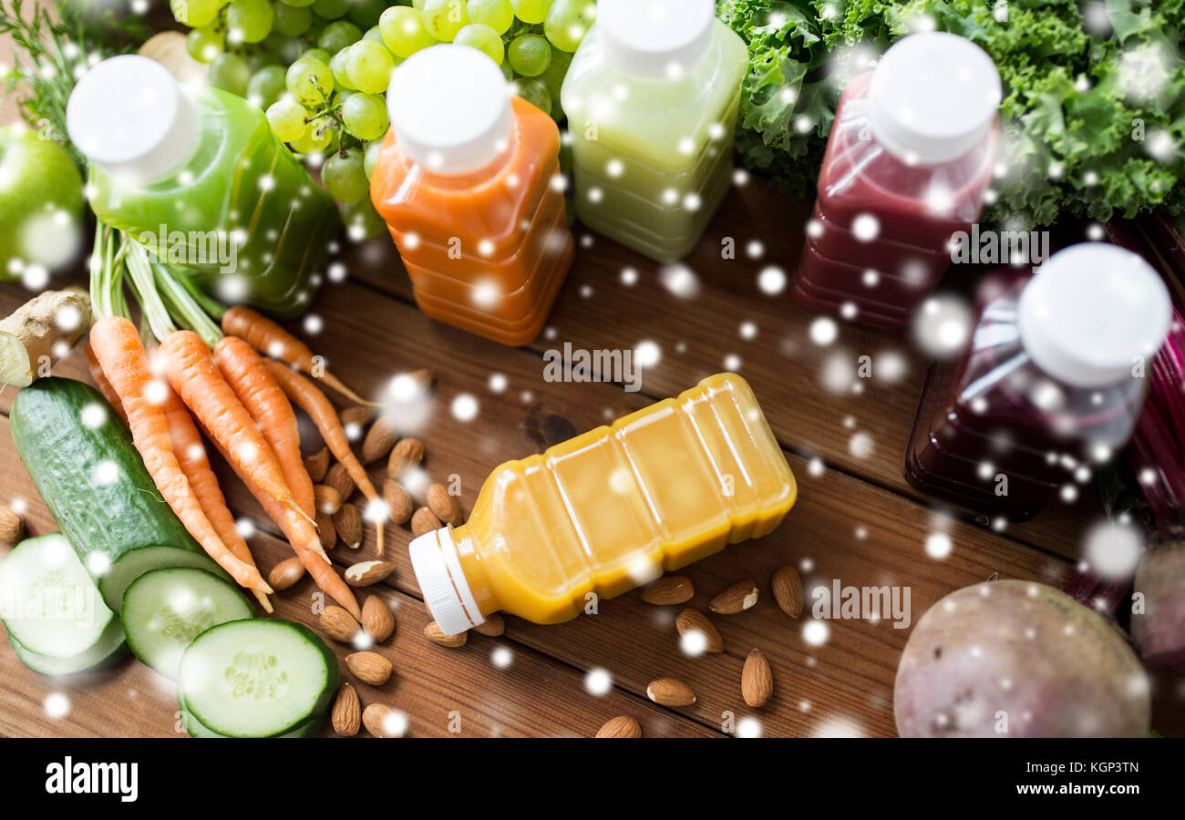 Bouteilles de jus de fruits bouteilles de jus Banque de photographies ...