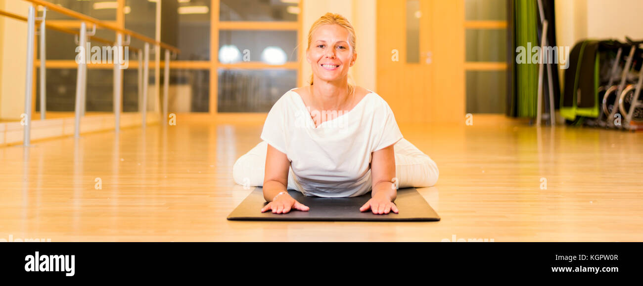 Position assise yoga femme Banque de photographies et d’images à haute ...