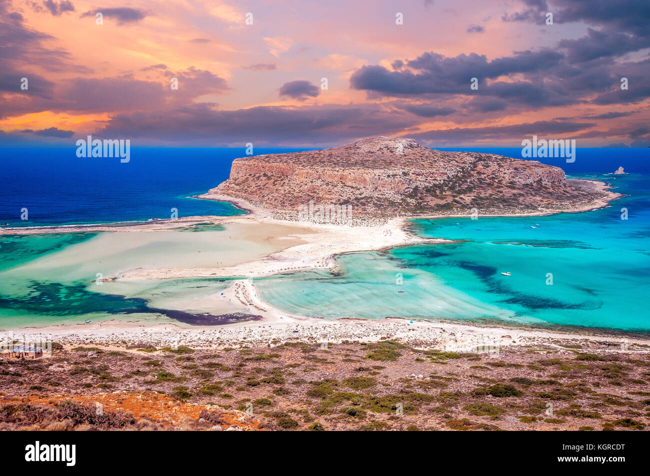 Plage de balos, Grèce île. coucher de soleil sur le lagon de balos en ...