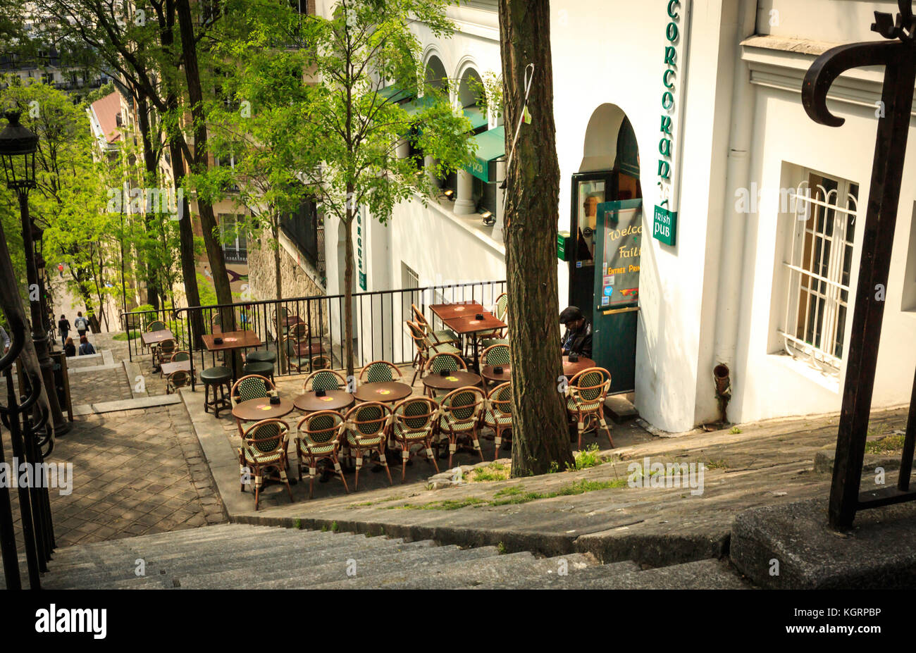 Restaurant avec terrasse sur la terrasse à côté de étapes de montmartre ...