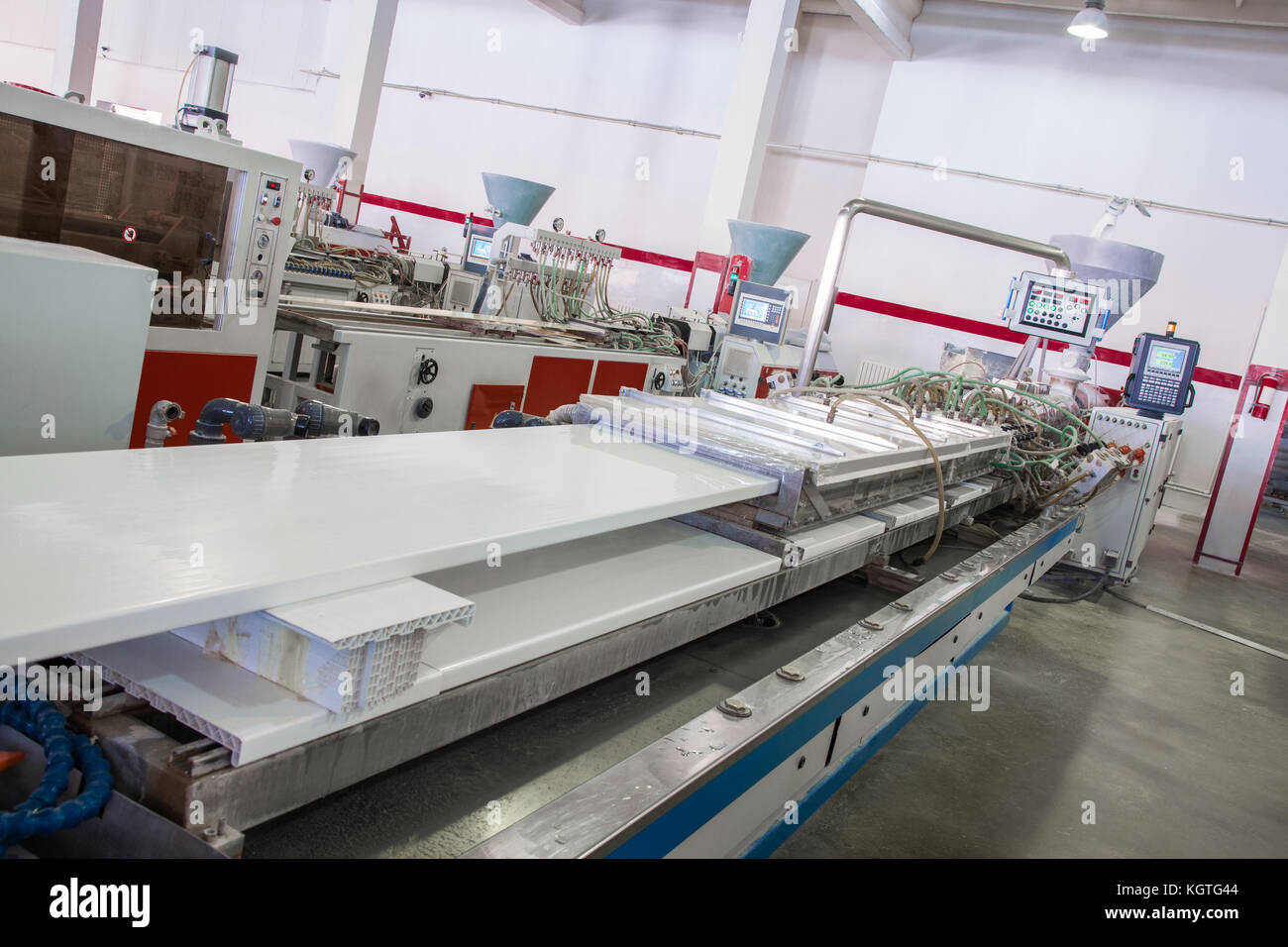 La machine produit un rebord de fenêtre de pvc. Atelier pour la ...