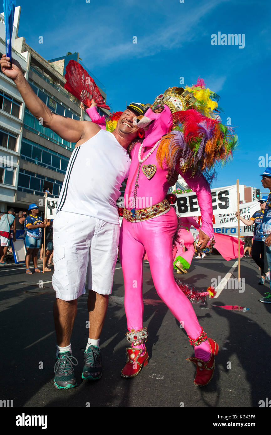 Rio de Janeiro - février 11, 2017 : une figure en costume rose ...