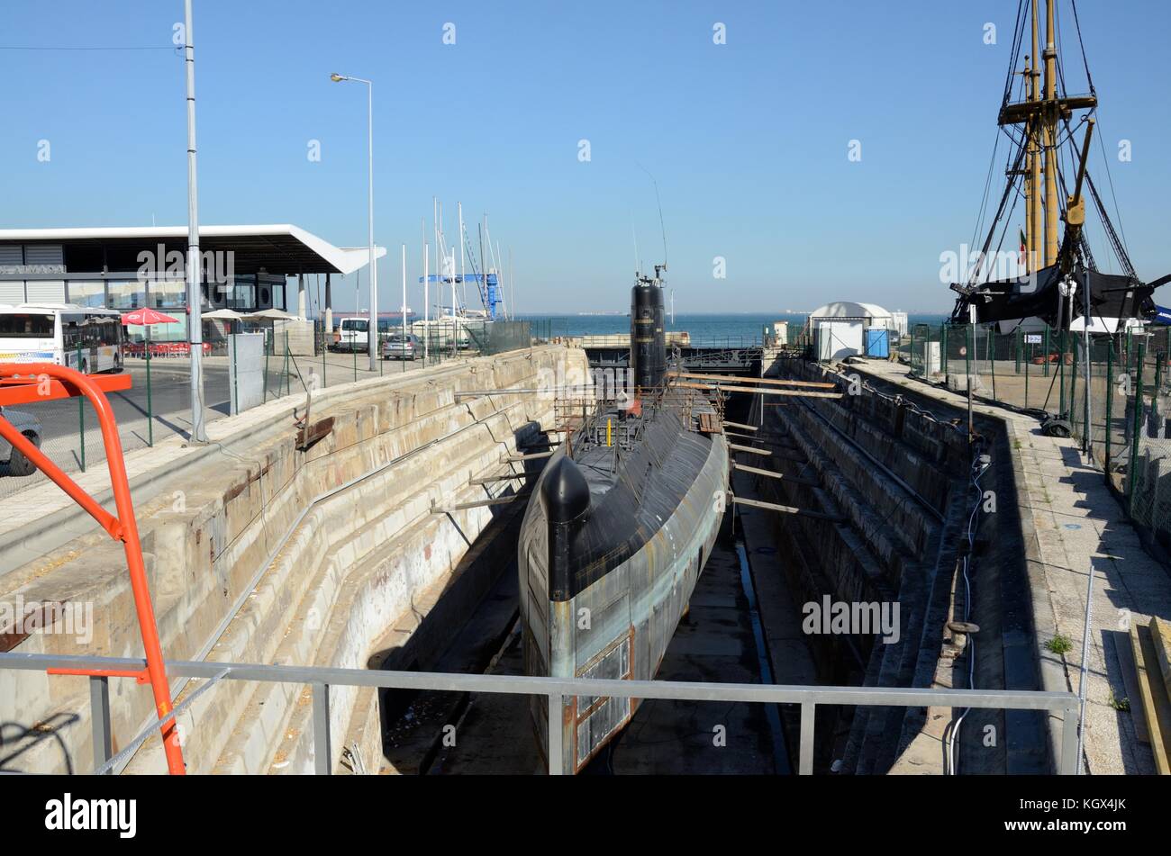 Le sous-marin barracuda désaffecté du Port de la Marine Portugaise de ...