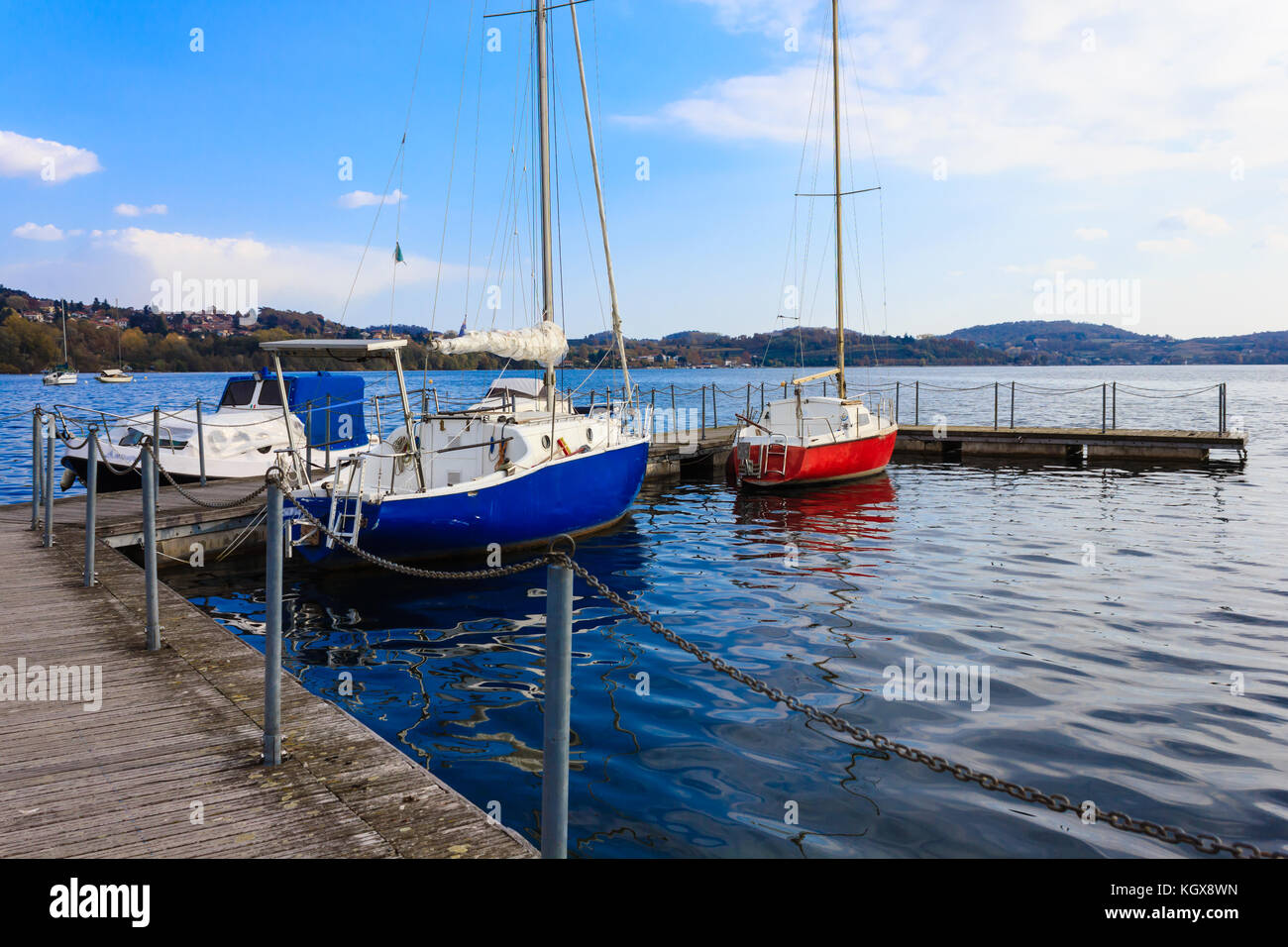 Paysage lacustre avec des bateaux ancrés à la jetée du lac de Viverone ...