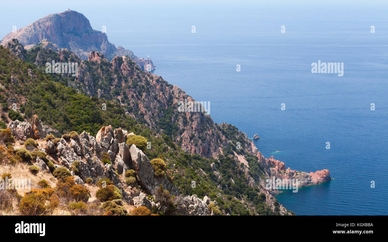 Les roches corses et la mer en été. paysage de montagne français île ...